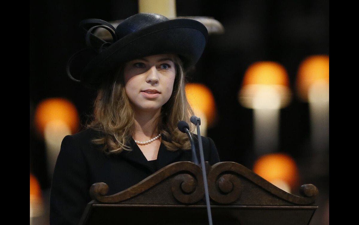 Photo : Amanda Thatcher faisant une lecture lors des funérailles de ...