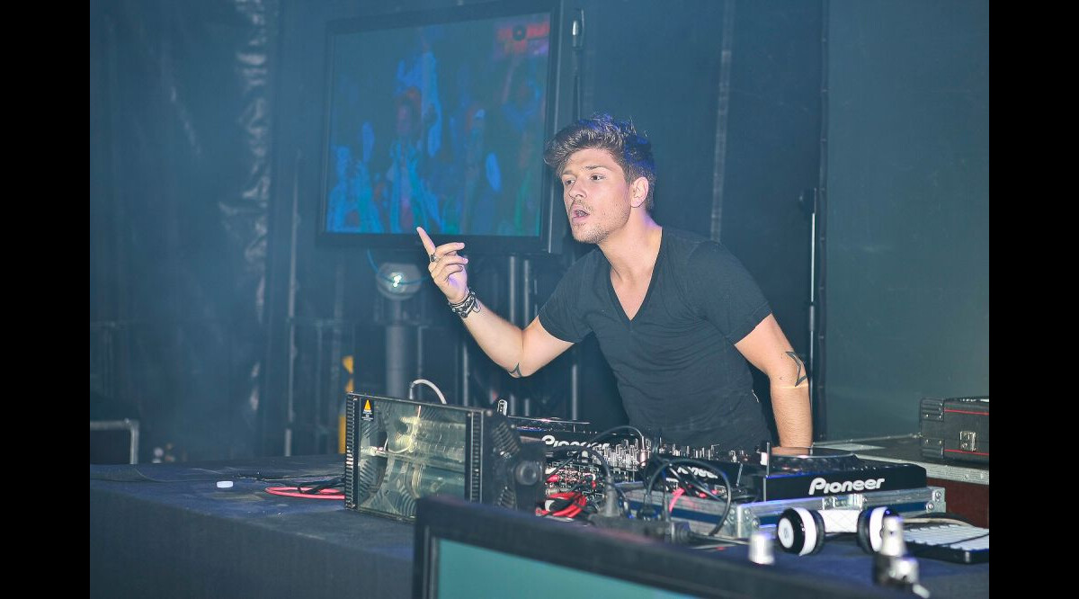 Photo : Quentin Mosimann aux platines lors d'un concert gratuit ...