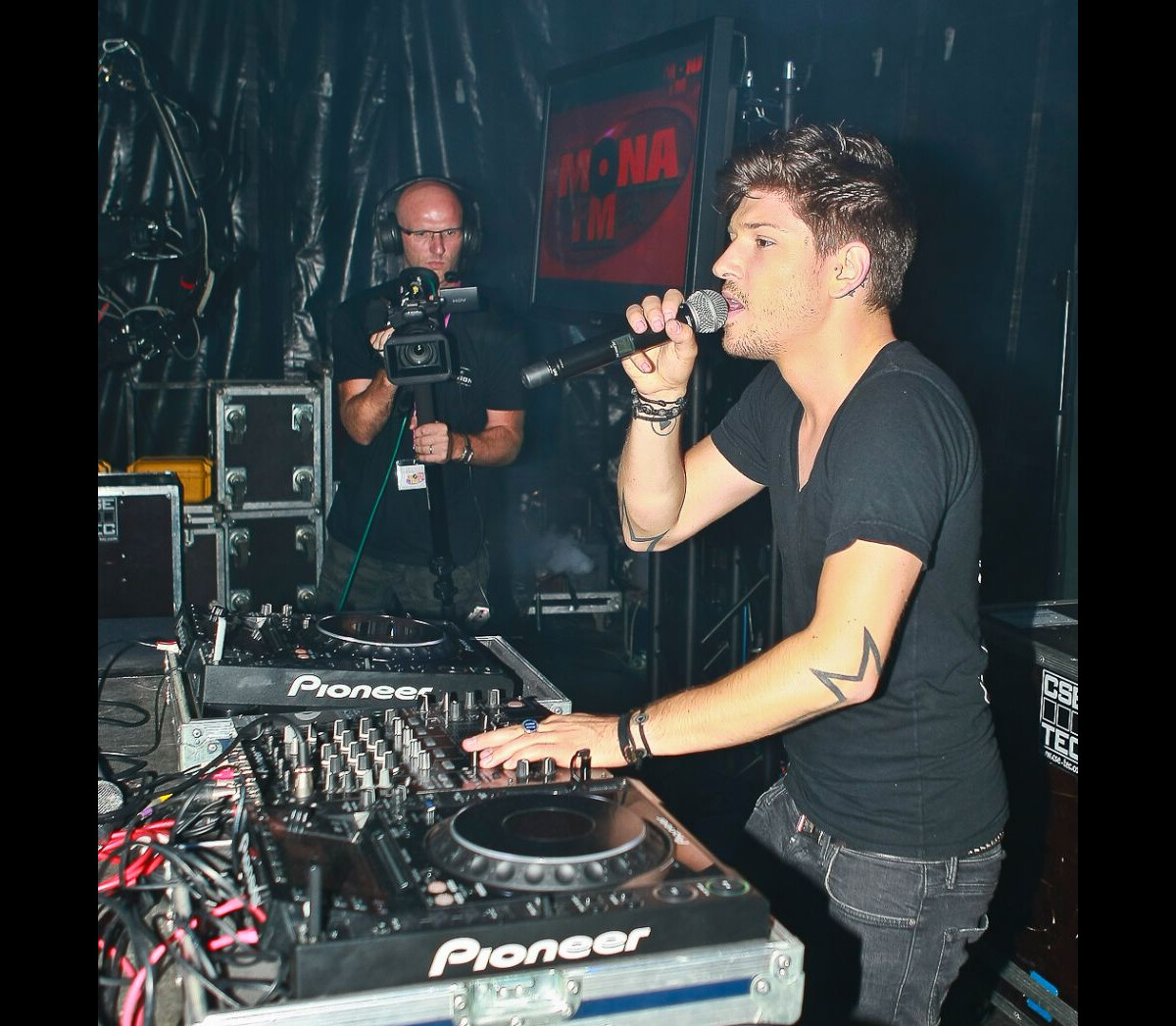 Photo : Le chanteur et DJ Quentin Mosimann lors d'un concert gratuit ...