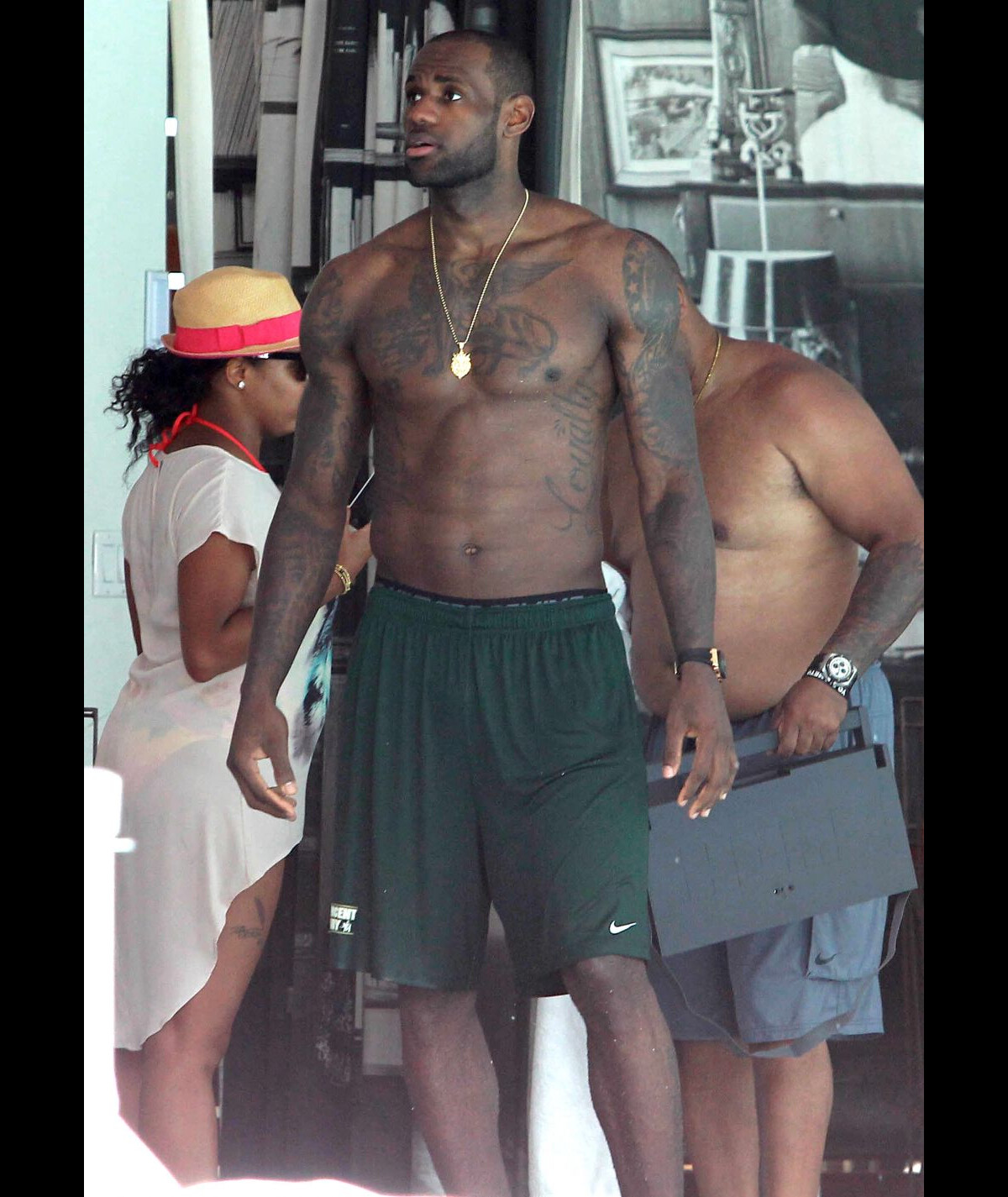 Photo : LeBron James entre piscine et mer sous le soleil de Miami, le ...