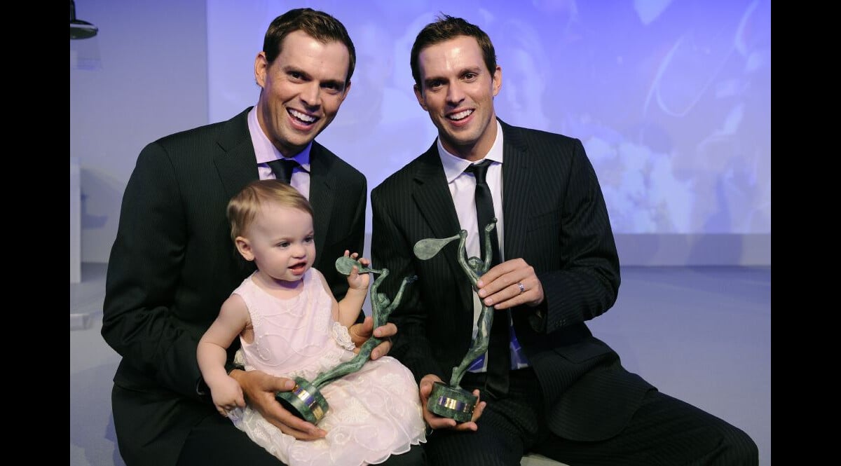 Photo : Bob et Mike Bryan avec la petite Micaela, fille du premier ...