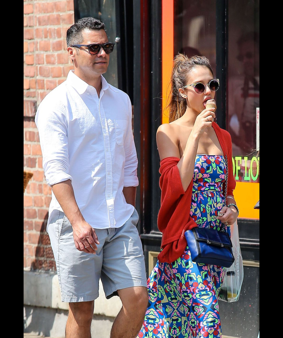 Photo : Jessica Alba, stylée et colorée, mange une glace et se balade ...