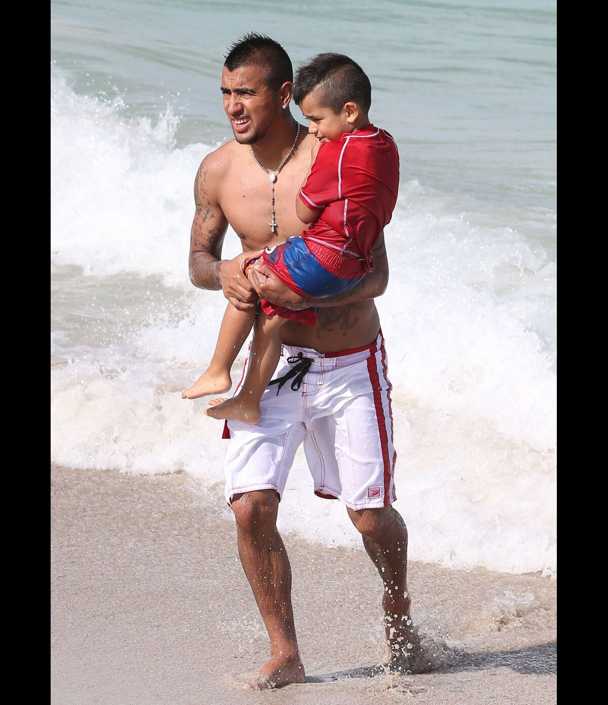 Photo : Arturo Vidal et son fils Alonso en vacances sur la plage de ...