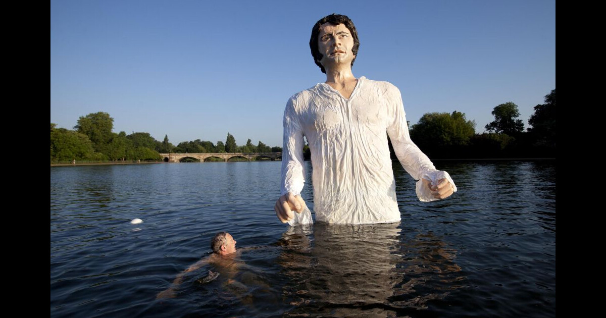 Colin Firth en chemise mouillée et kitsch : l'improbable statue de Mark ...