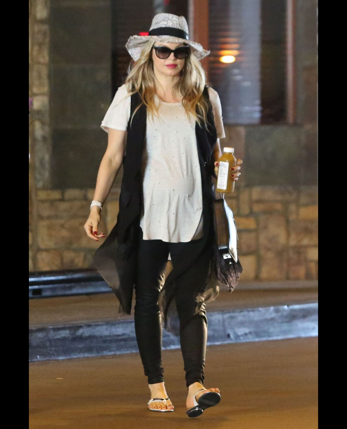 Photo : Fergie enceinte et sa mère Theresa Ann Ferguson dans un centre ...