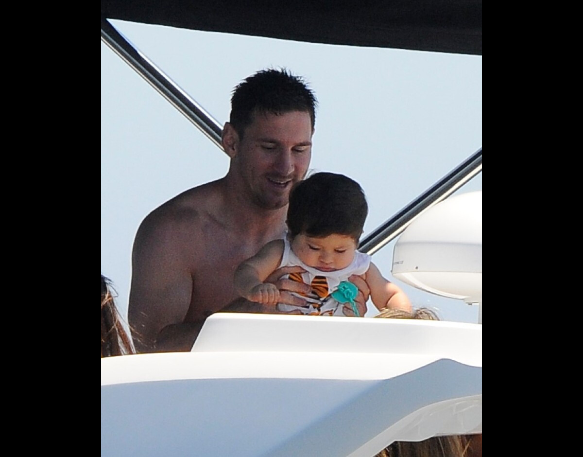 Photo : Lionel Messi et son fils Thiago à Formentera en juillet 2013 ...