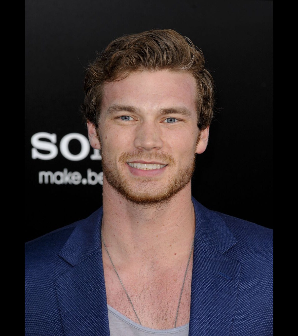 Photo : Derek Theler à la première du film Elysium à Westwood, le 7 ...