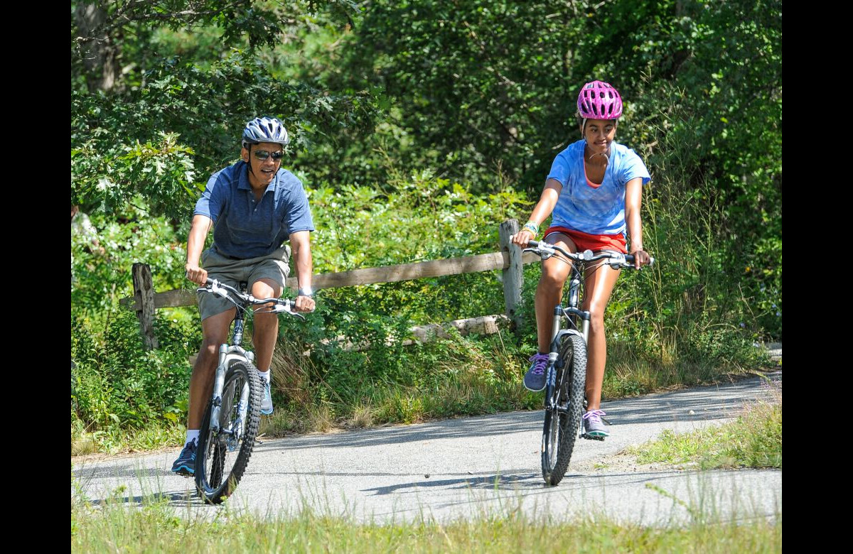 Photo : Le président Barack Obama fait du vélo avec sa fille Malia ...