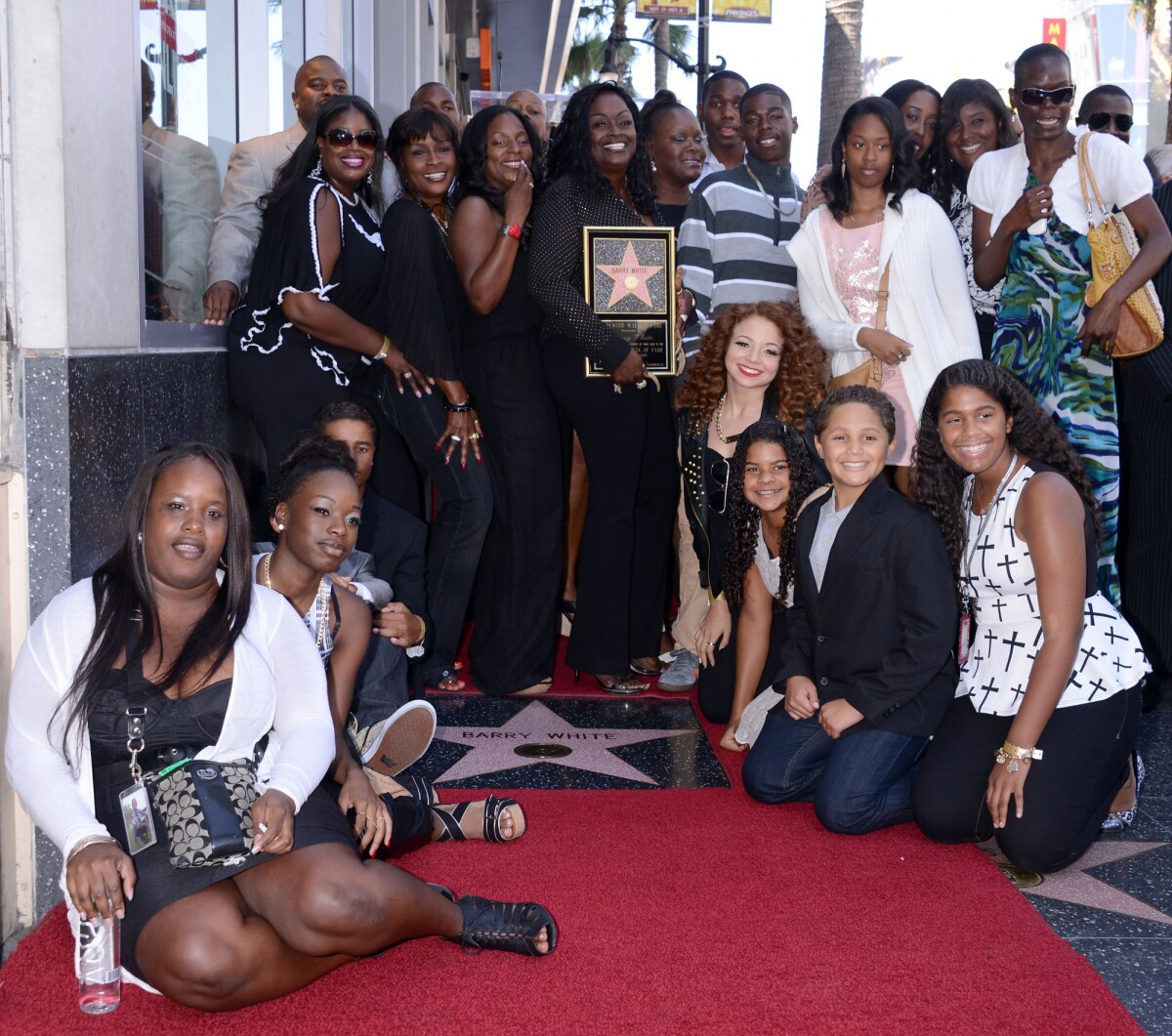 Photo : Glodean White et sa famille lors de la cérémonie hommage à ...