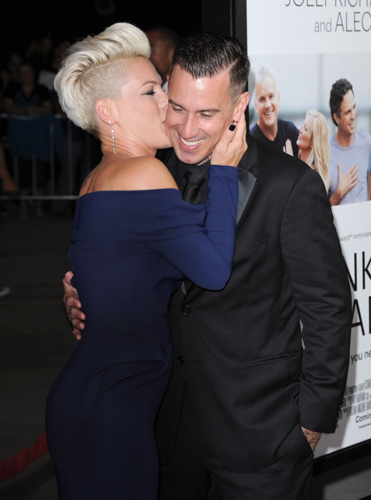 Vidéo : La chanteuse Pink et son mari Carey Hart à la première du film ...