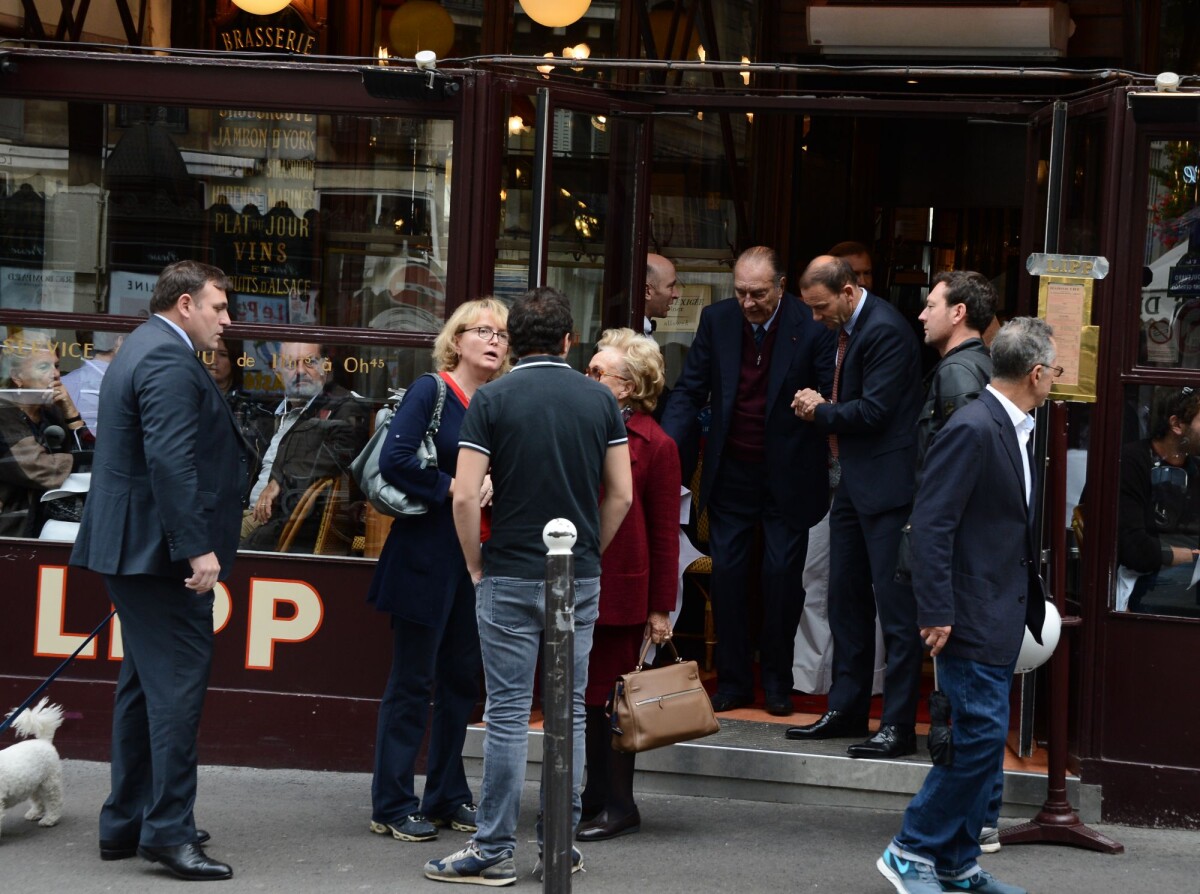 Photo : Jacques Chirac et les siens sortant de la brasserie Lipp à ...