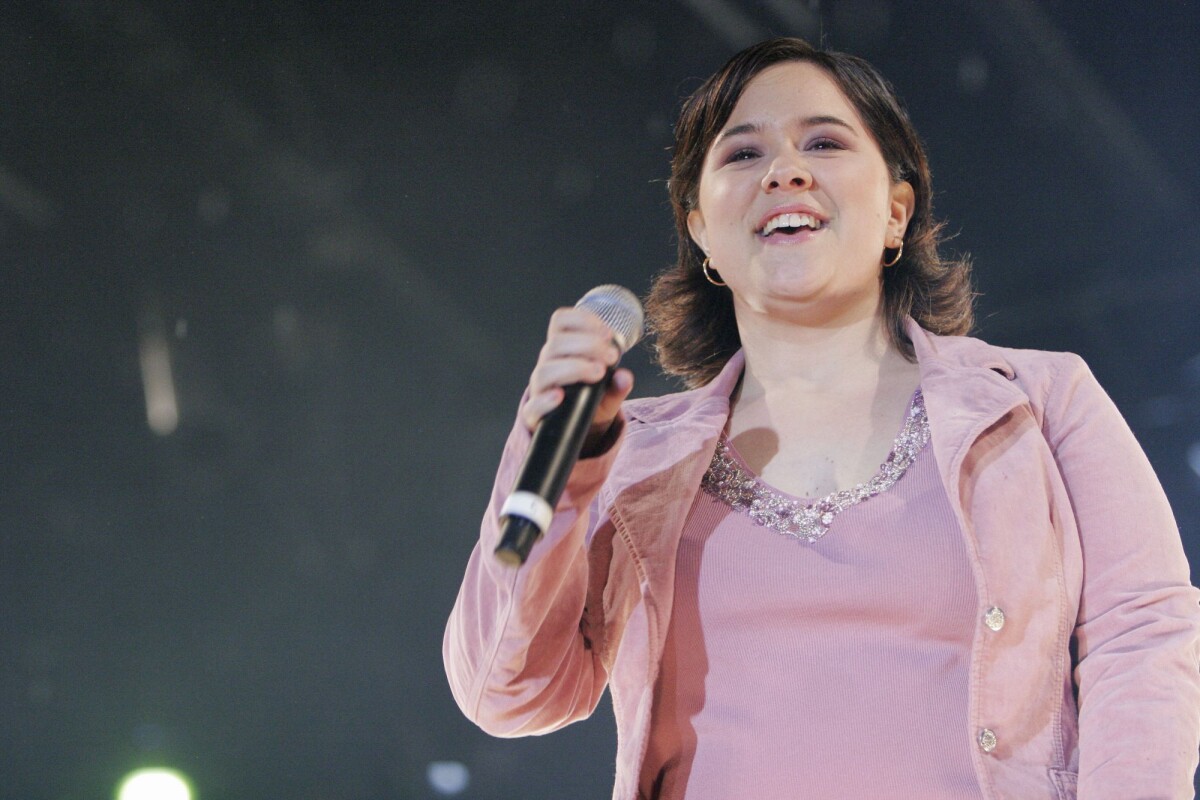 Photo : Magalie Vaé chante sur la Promenade des Anglais, à Nice, pour ...