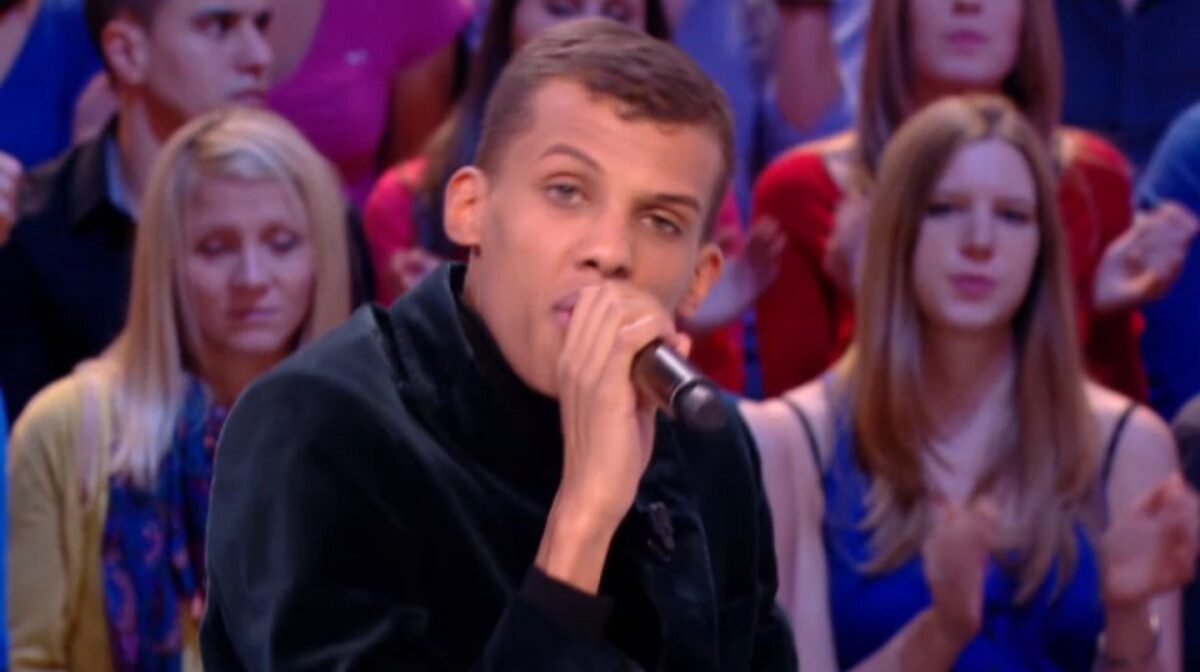 Photo : Stromae chante son titre "Tous les mêmes" avec son double ...