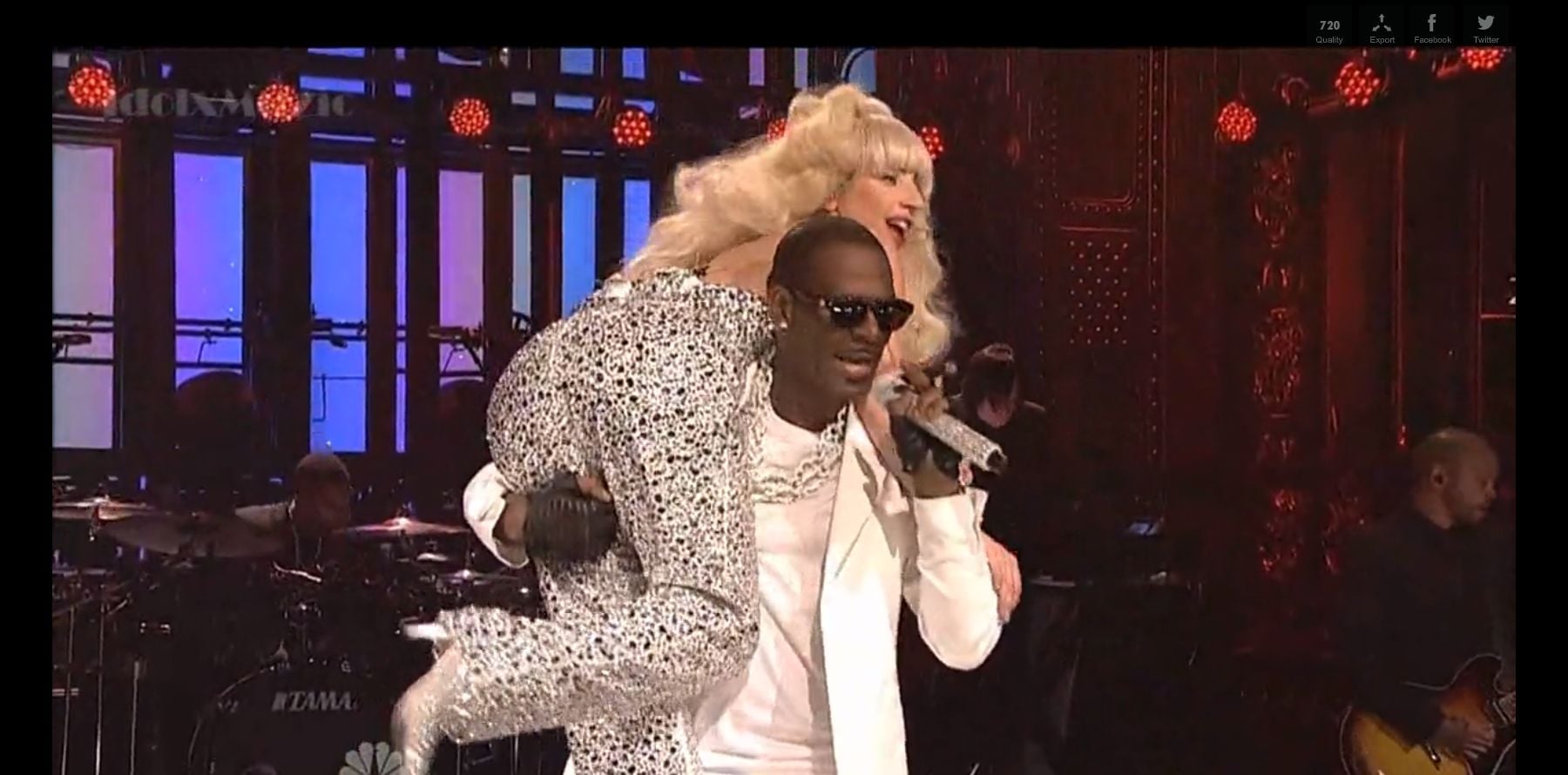 Lady Gaga vautrée sur R. Kelly au Saturday Night Live : Un grand moment ...