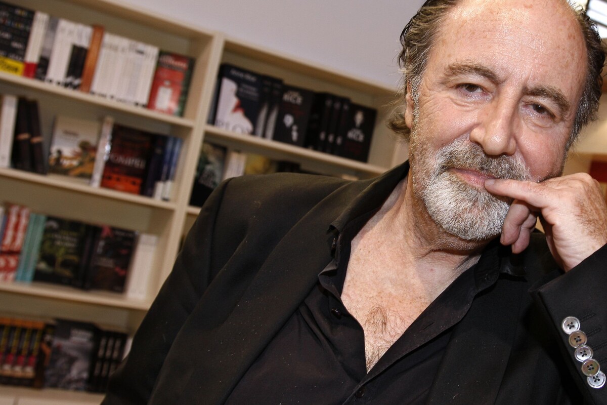 Photo : Le chanteur Michel Delpech à la 34e édition du Salon du Livre à ...