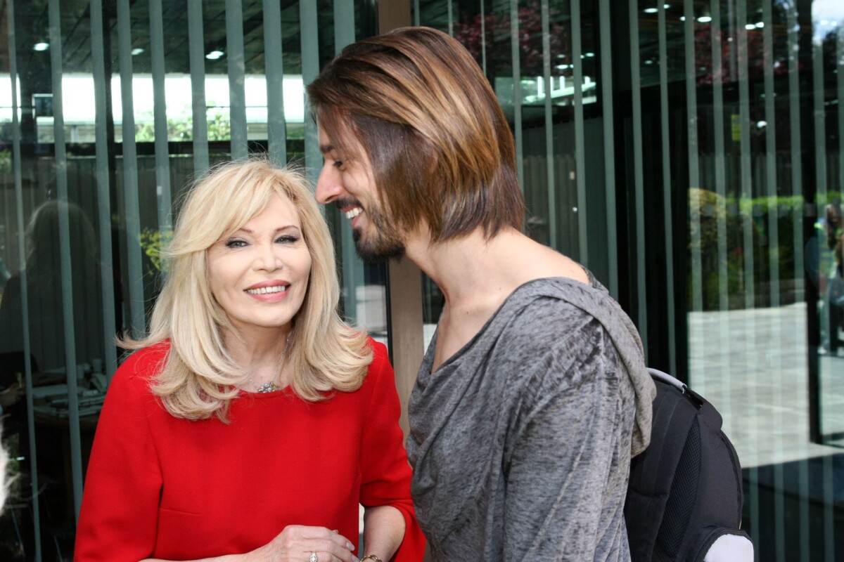 Photo : Amanda Lear et Marco Piraccini se promènent dans les rues de ...