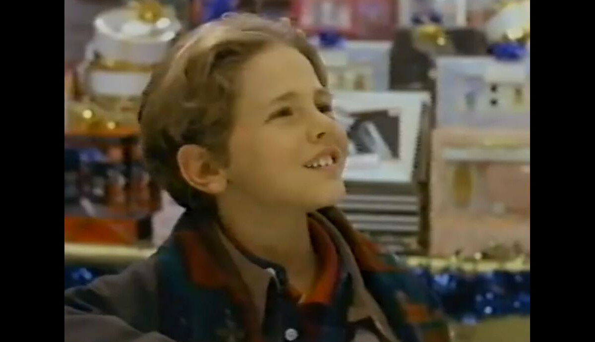 Vidéo : Xavier Dolan dans une pub pour Jean-Coutu. - Purepeople