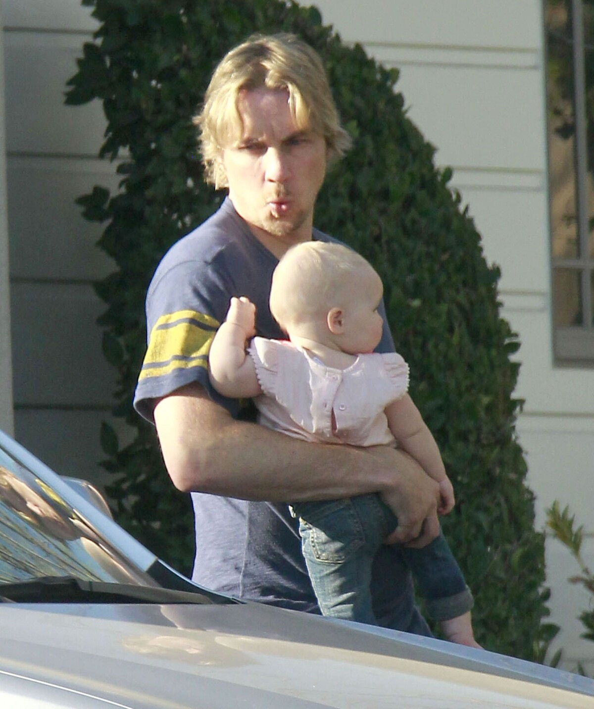 Vidéo : Exclusif - Dax Shepard avec sa fille Lincoln à une fête d ...