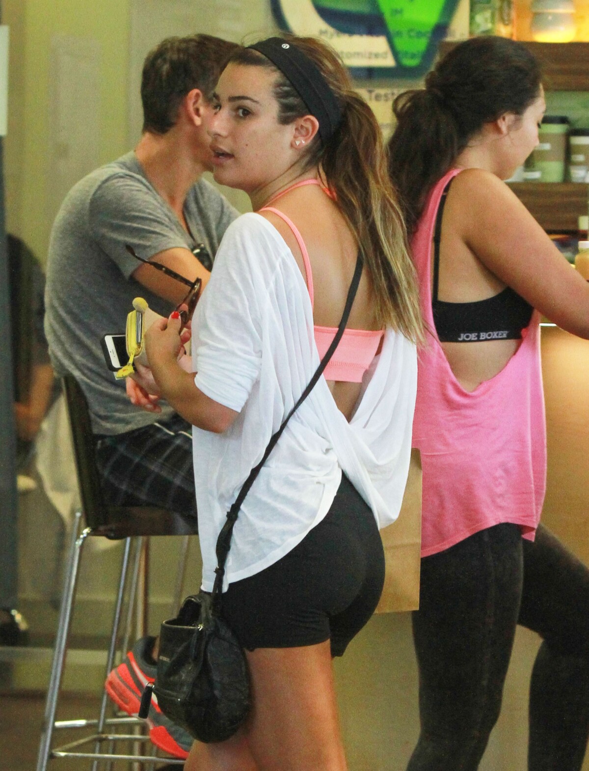 Photo : Lea Michele fait de la randonnée avec une amie sur les collines ...