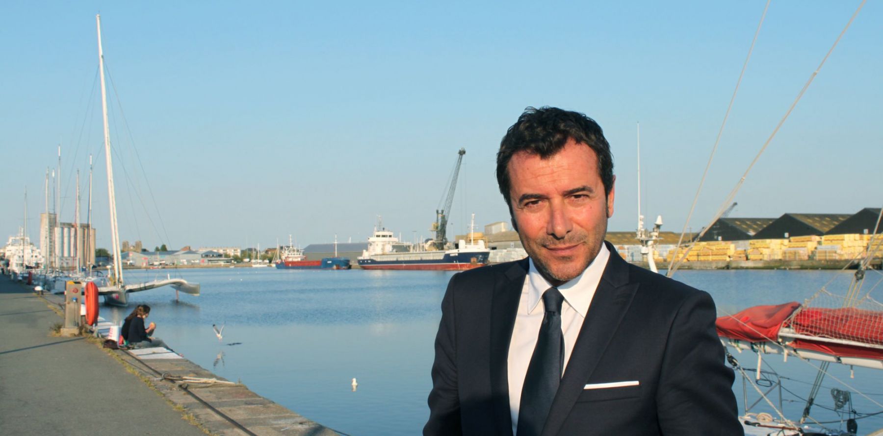 Bernard Montiel, chic au côté de Julie Ferrier et Saïda Jawad - Purepeople