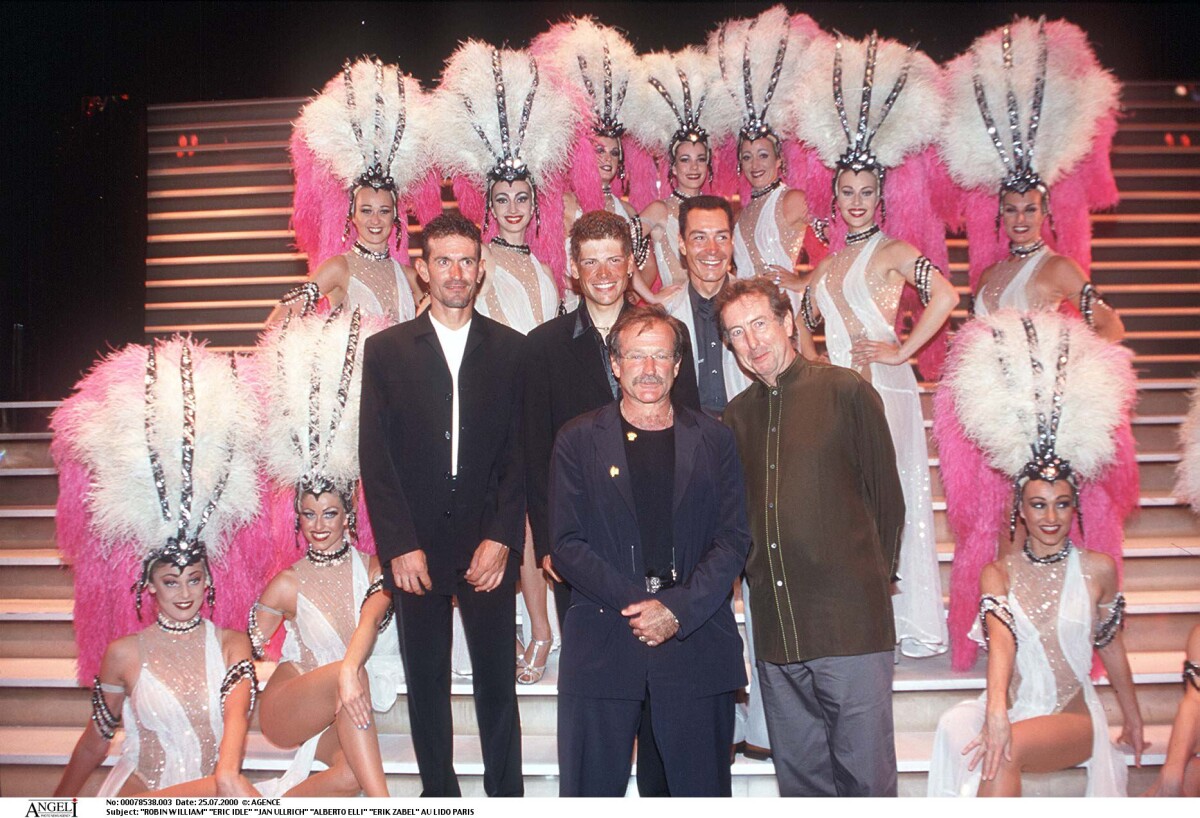Photo : Robin Williams et Eric Idle au Lido à Paris en 2000 - Purepeople