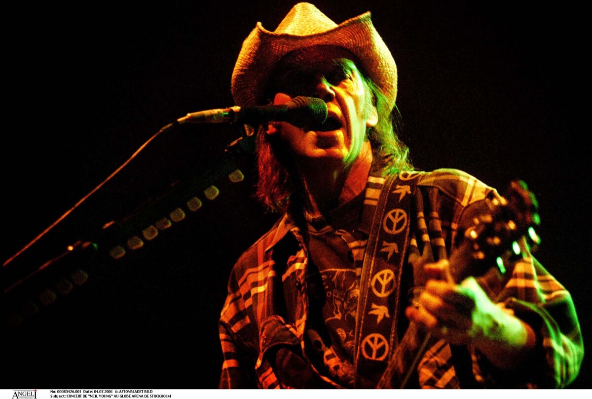 Photo : Neil Yong en concert à Stockholm, le 4 juillet 2001. - Ode ...