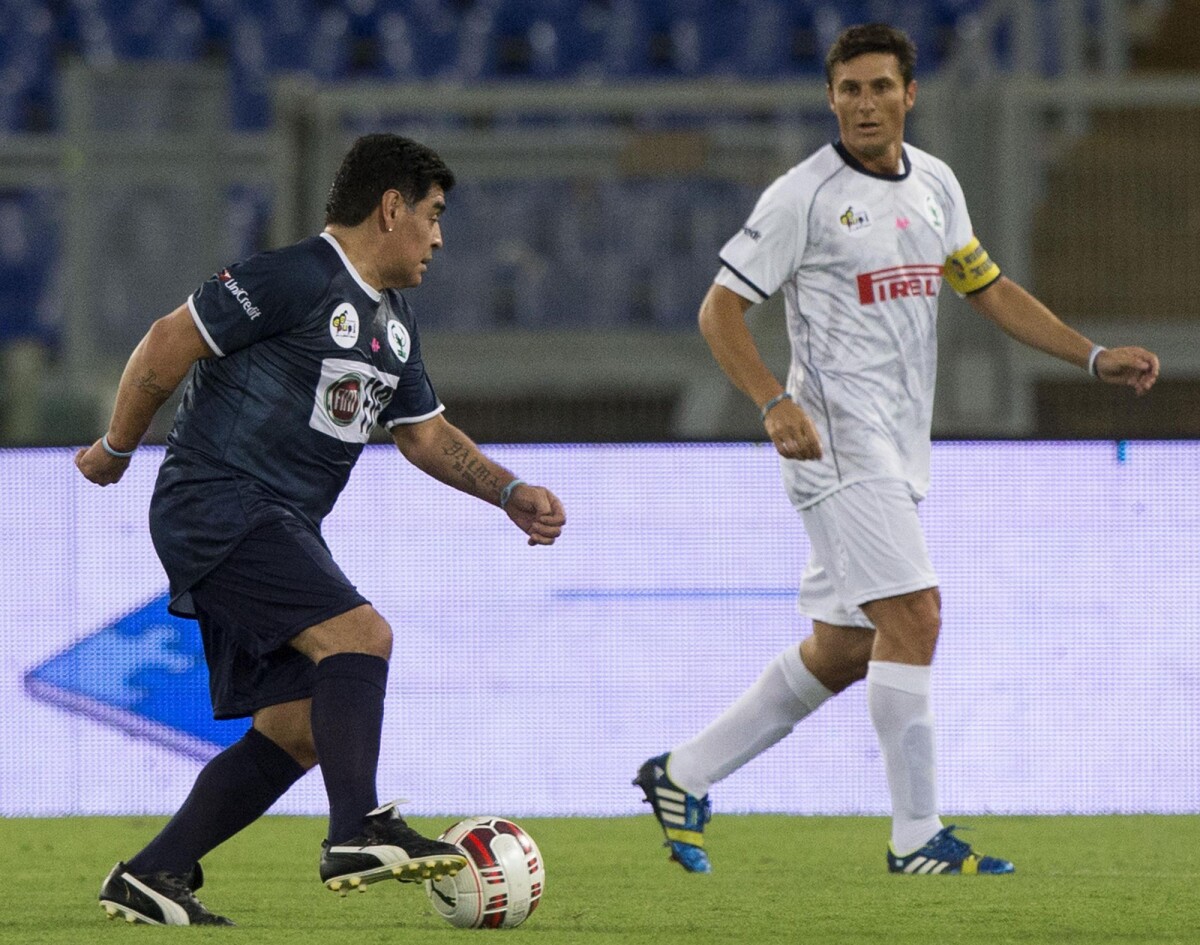Photo : Diego Armando Maradona et Javier Zanetti - Match de football ...