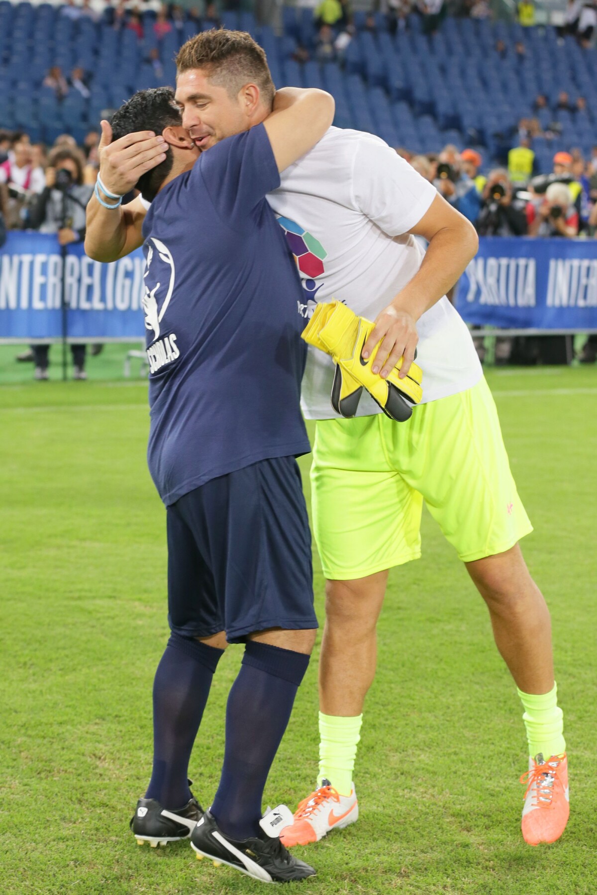 Photo : Diego Armando Maradona et Francesco Toldo - Match de football ...