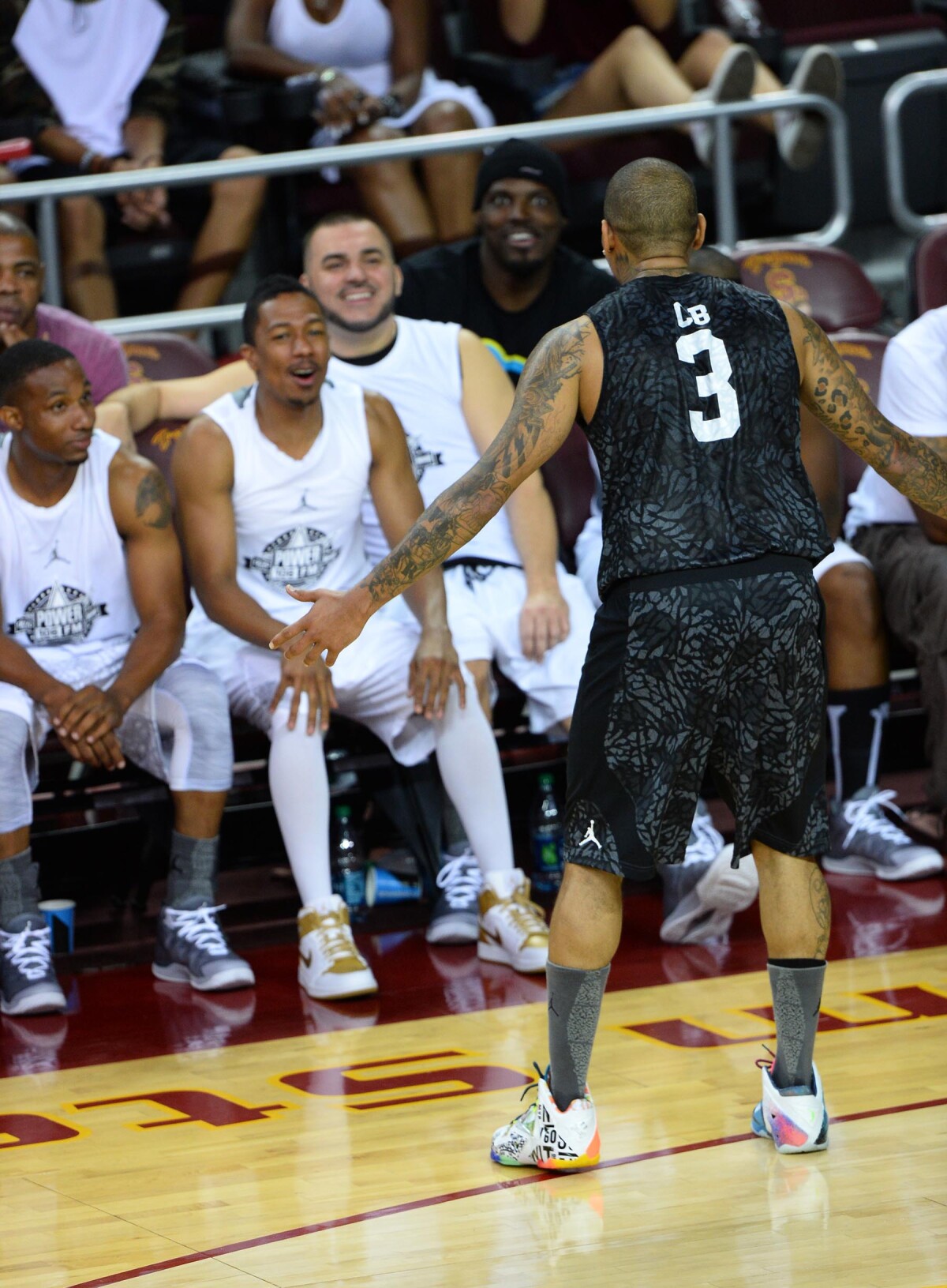 Photo : Nick Cannon et Chris Brown s'affrontent lors du match de basket ...