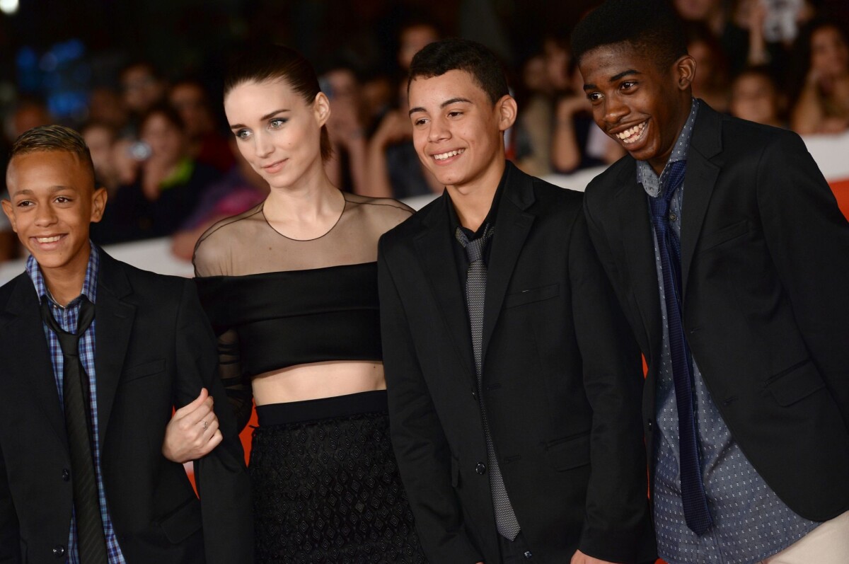 Photo : Rickson Tevez, Rooney Mara, Gabriel Weinstei, Eduardo Luis - Première du film "Trash" au ...