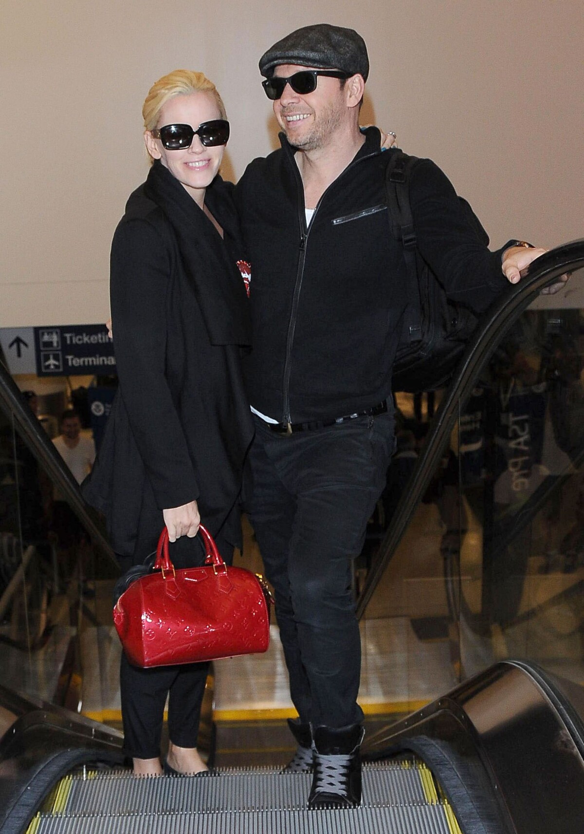 Photo : Jenny McCarthy et son mari Donnie Walhberg à l'aéroport de Los ...