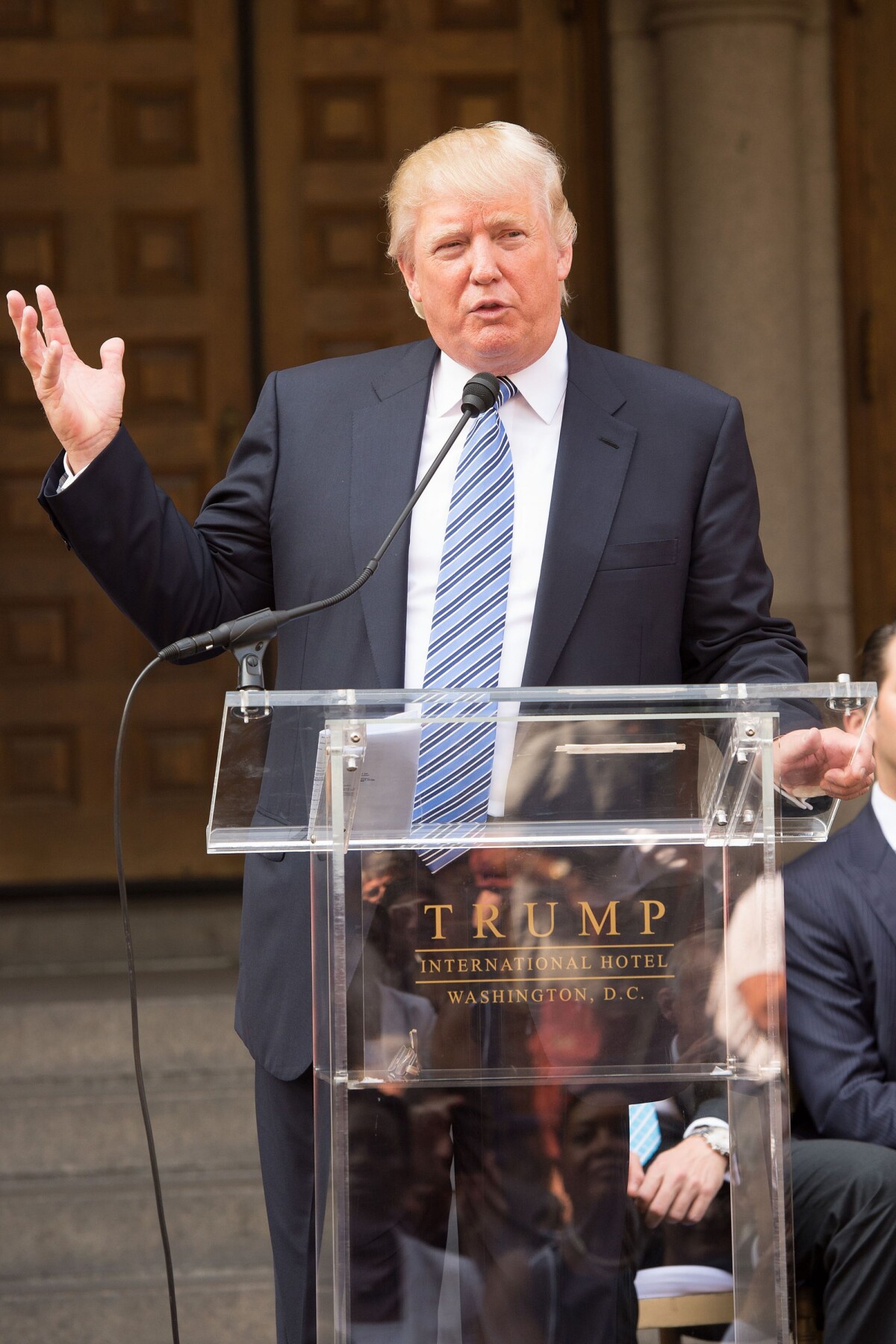 Photo : Donald Trump psoe la première pierre du Trump International ...