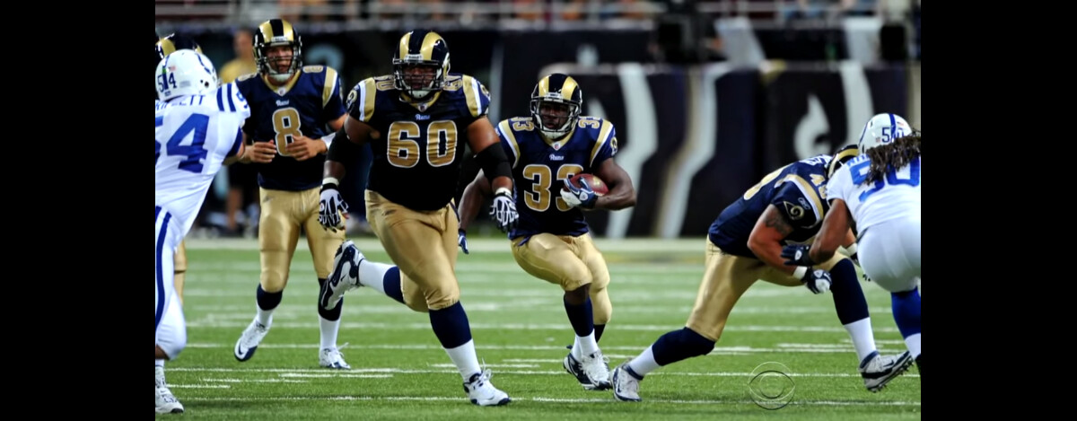Photo : Jason Brown, avec le numéro 60, l'ex-star des Rams de Saint ...