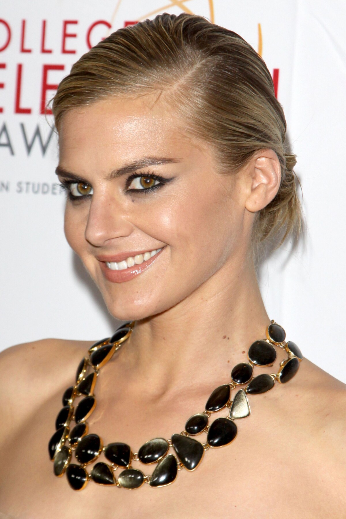 Photo : Eliza Coupe à la soirée 'The 33rd Annual College Television ...