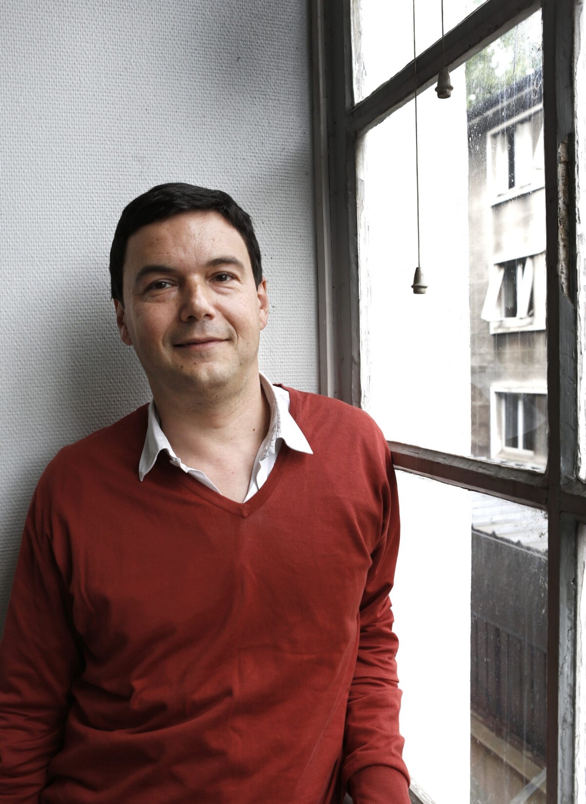 Photo : Thomas Piketty dans son bureau à Paris le 27 mai 2014 - Purepeople