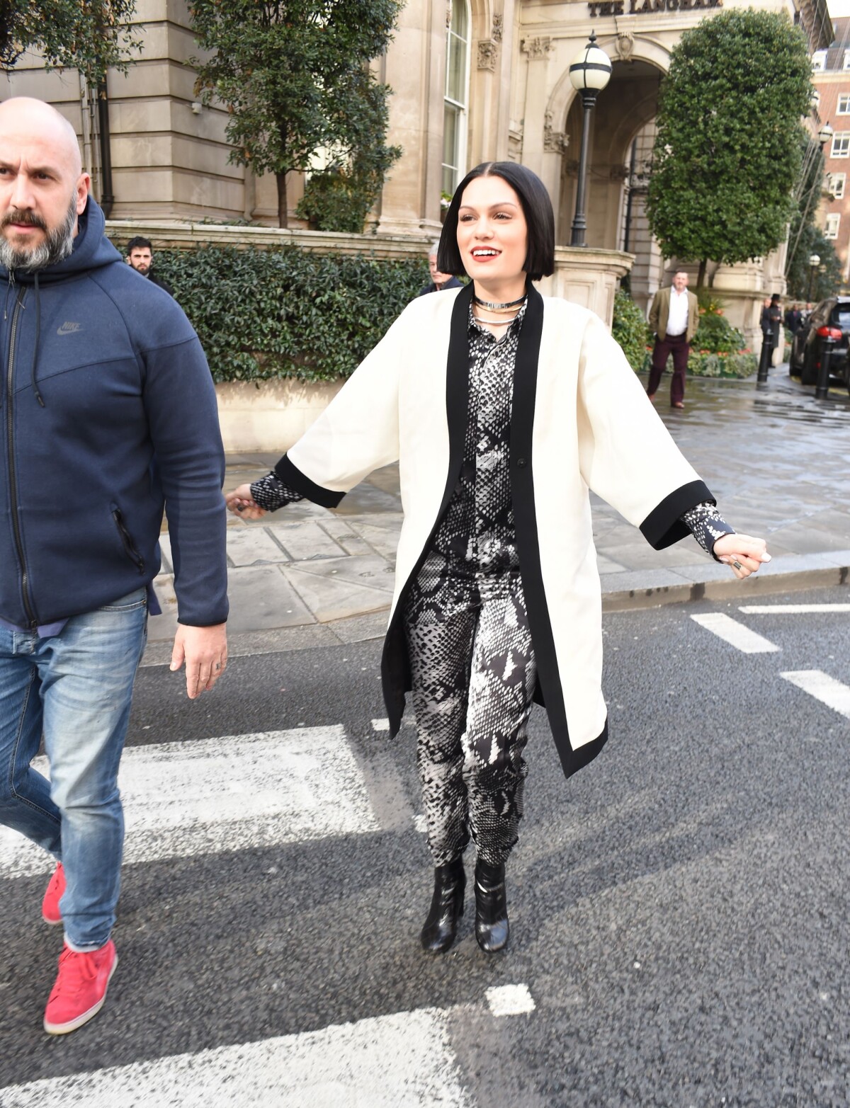 Photo : La chanteuse Jessie J chante pour ses fans dans un bus ...