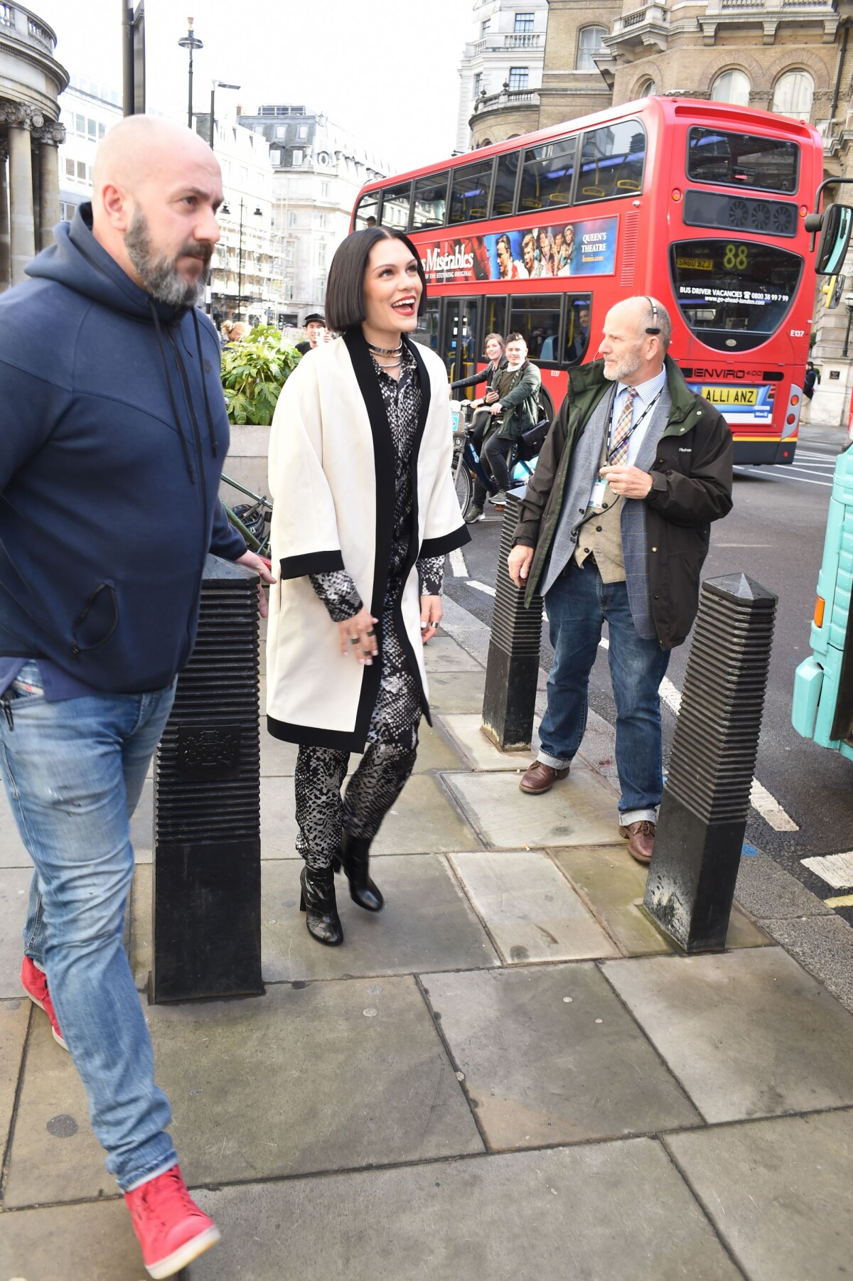 Photo : La chanteuse Jessie J chante pour ses fans dans un bus ...