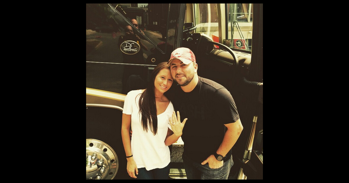 Tyler Farr : Le chanteur a demandé sa belle Hannah en mariage - Purepeople