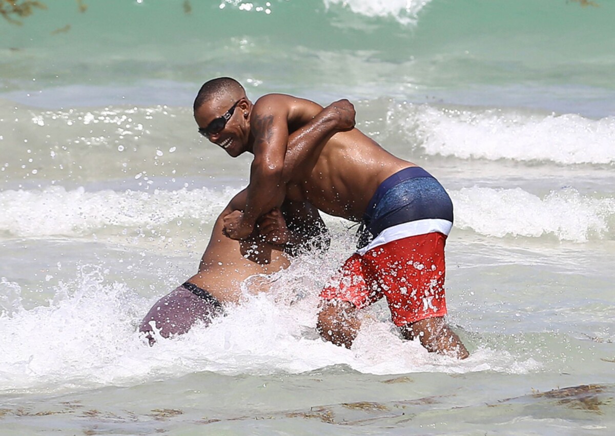 Photo : Shemar Moore s'amuse avec son cousin Tyranny Allen sur la plage à Miami, le 1er juillet ...