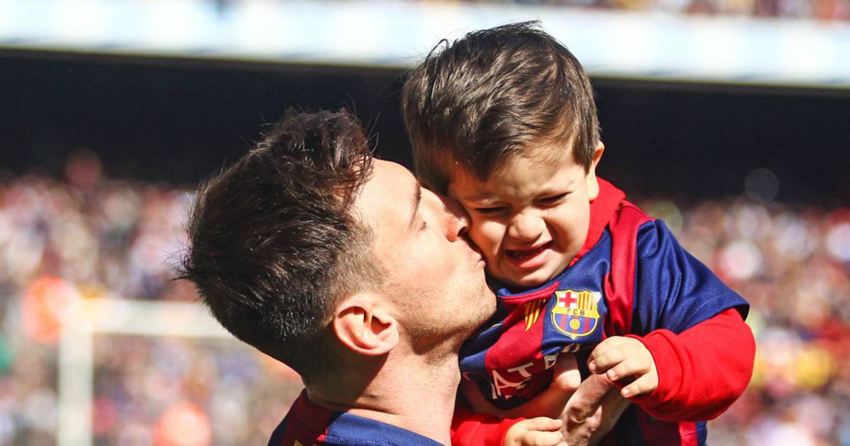 Le footballeur Lionel Messi et son fils Thiago - Les joueurs du FC ...