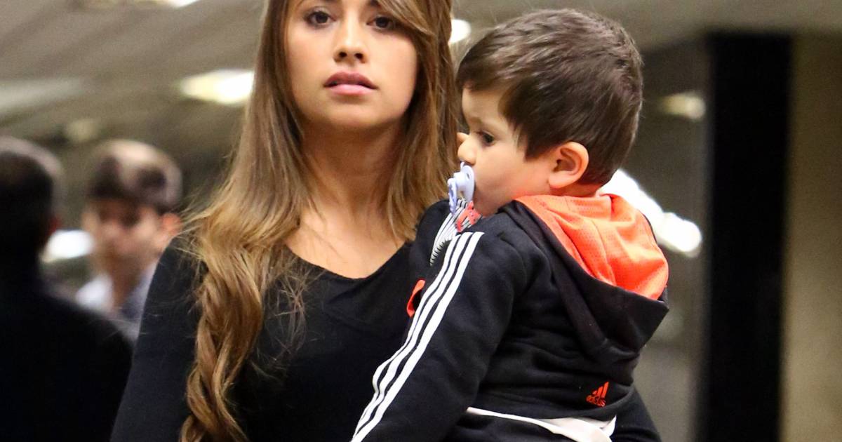 Antonella Roccuzzo et son fils Thiago à l'aéroport de Belo Horizonte ...