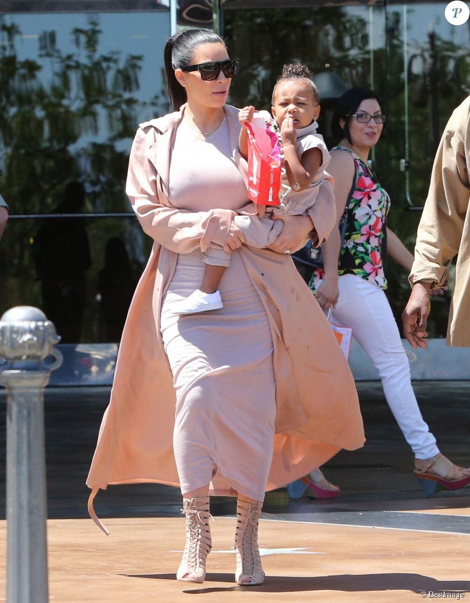 Kim Kardashian et sa fille North West, la main dans le sac de popcorn ...