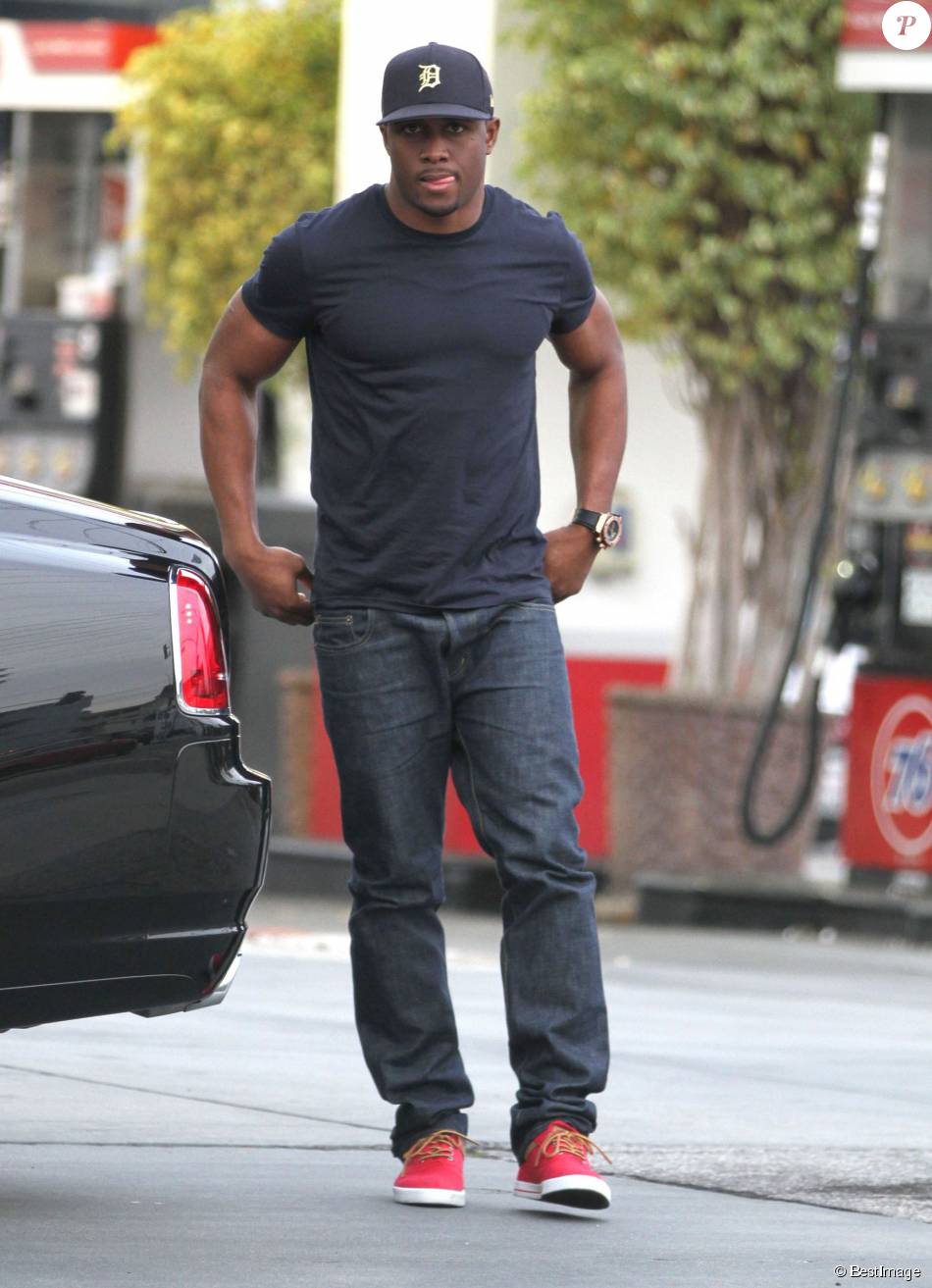 Reggie Bush se rend dans une station essence à West Hollywood, le 15 ...