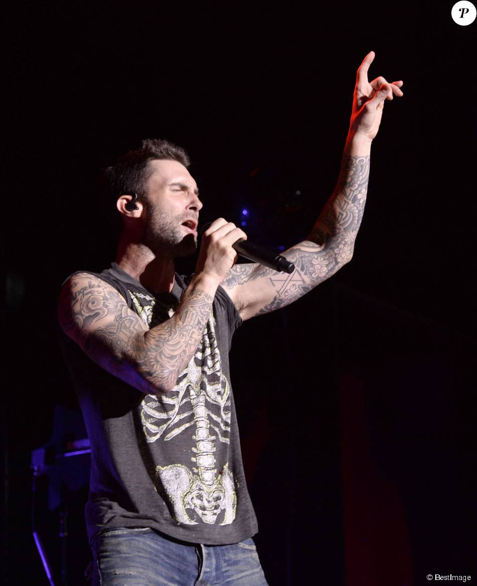 Adam Levine et Maroon 5 en concert à Madrid au Barclaycard Center le 15 ...