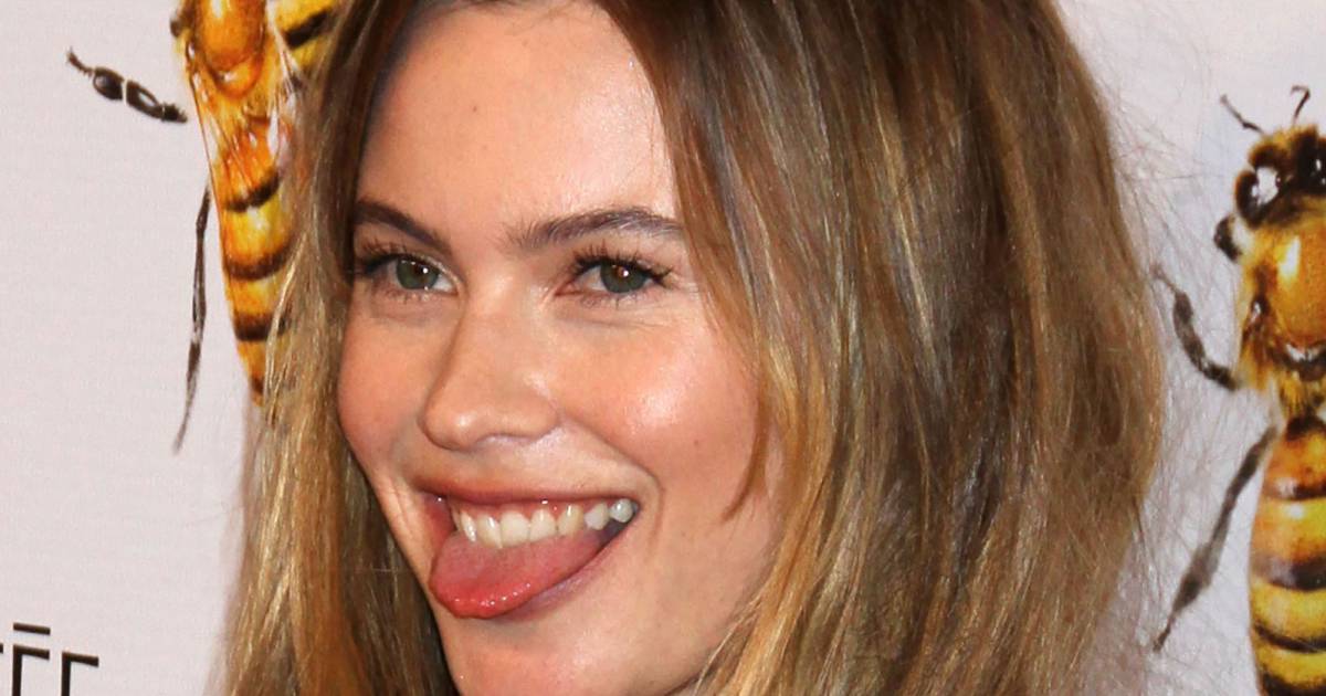 Behati Prinsloo (tire la langue) - Cérémonie des Fragrance Foundation ...