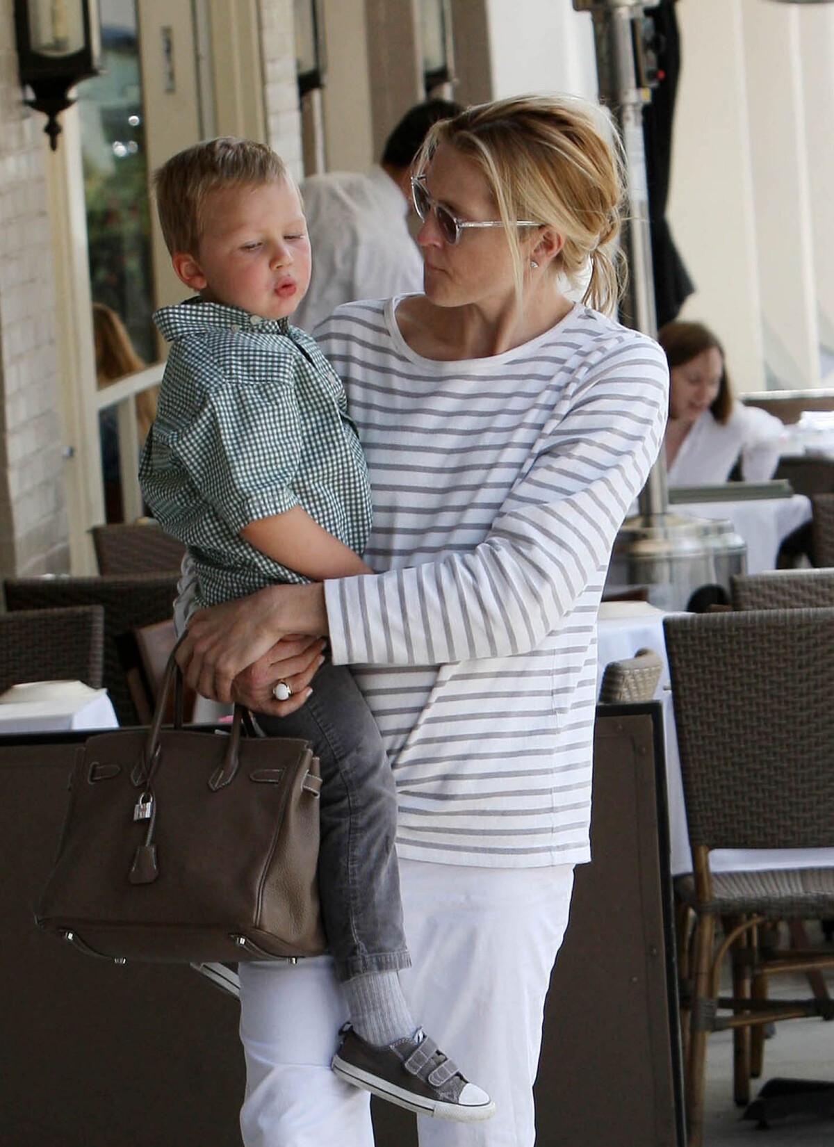 Photo : Kelly Rutherford et son fils à Beverly Hills, le 19 mai 2010 ...