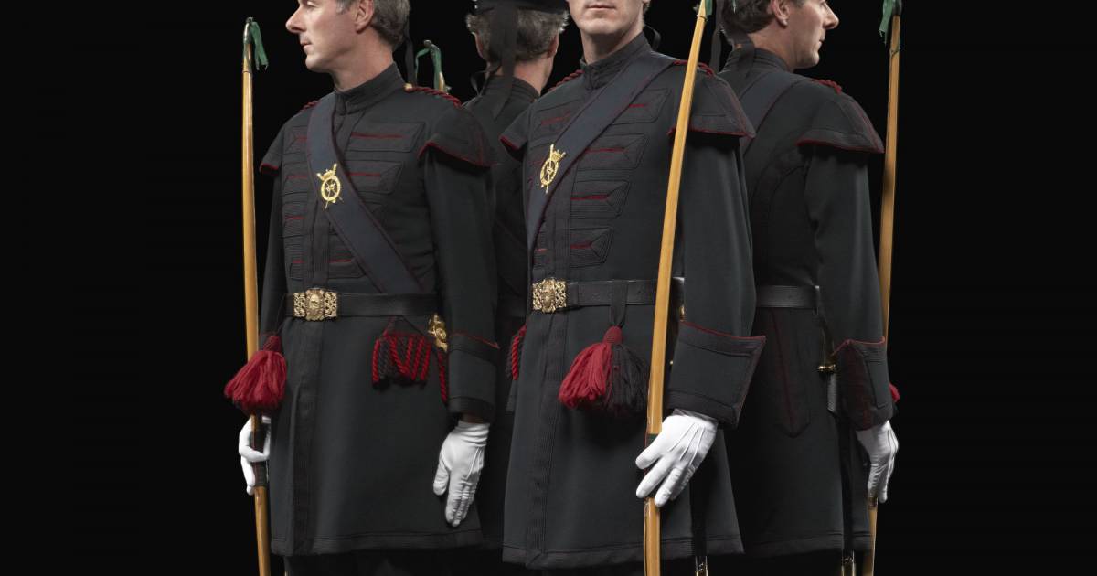 Un archer du Royal Household, photographié par Hugo Rittson Thomas. C ...