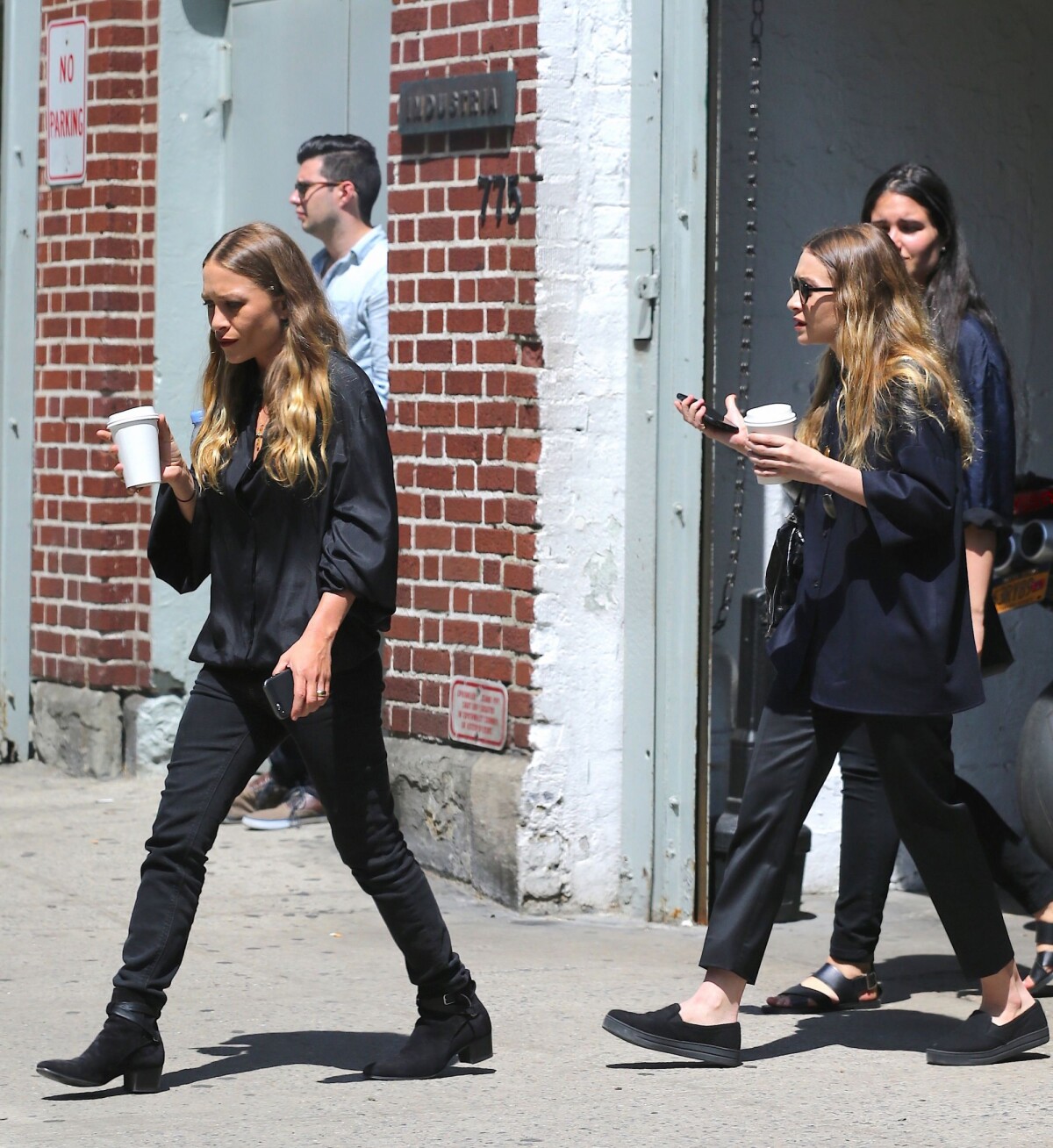 Photo : Les soeurs jumelles Mary Kate et Ashley Olsen sortent d'un ...