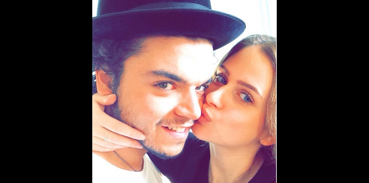 Photo : Noam, petit frère de Kev Adams, et sa copine, en 2015. - Purepeople