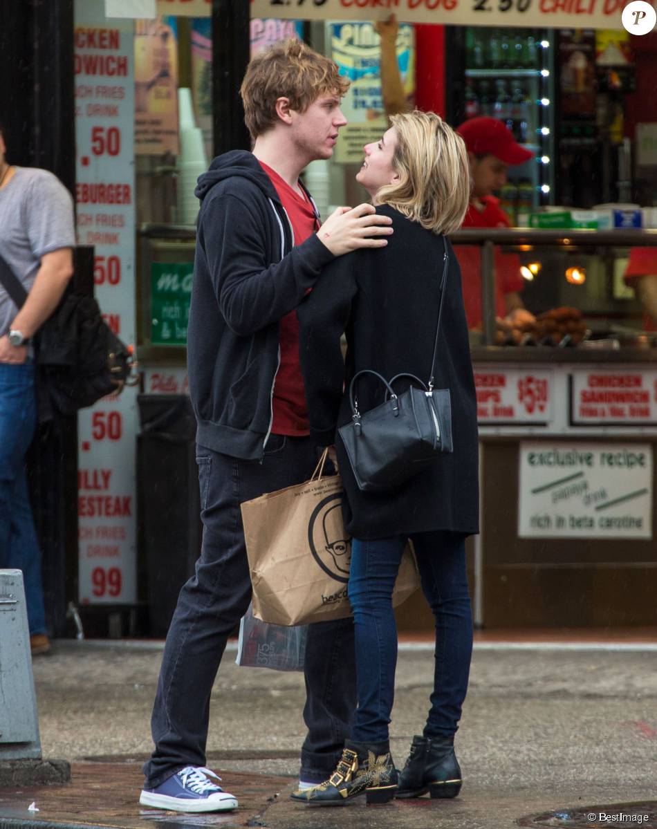 Exclusif - Emma Roberts et son fiancé Evan Peters font du shopping à ...